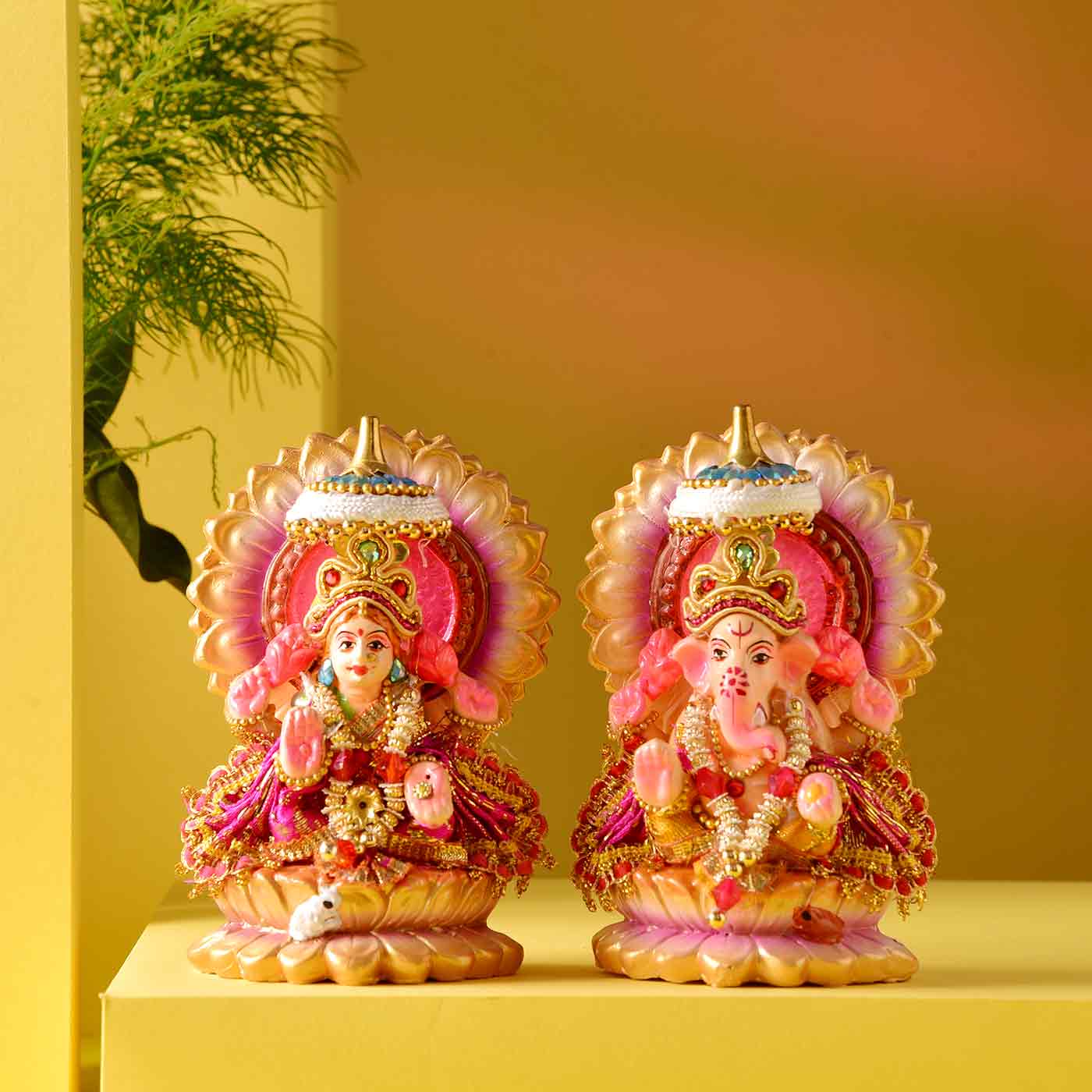 Stunning Ganesh Lakshmi Idol With Batisha Slice & Mini Samosa – TOKENZ